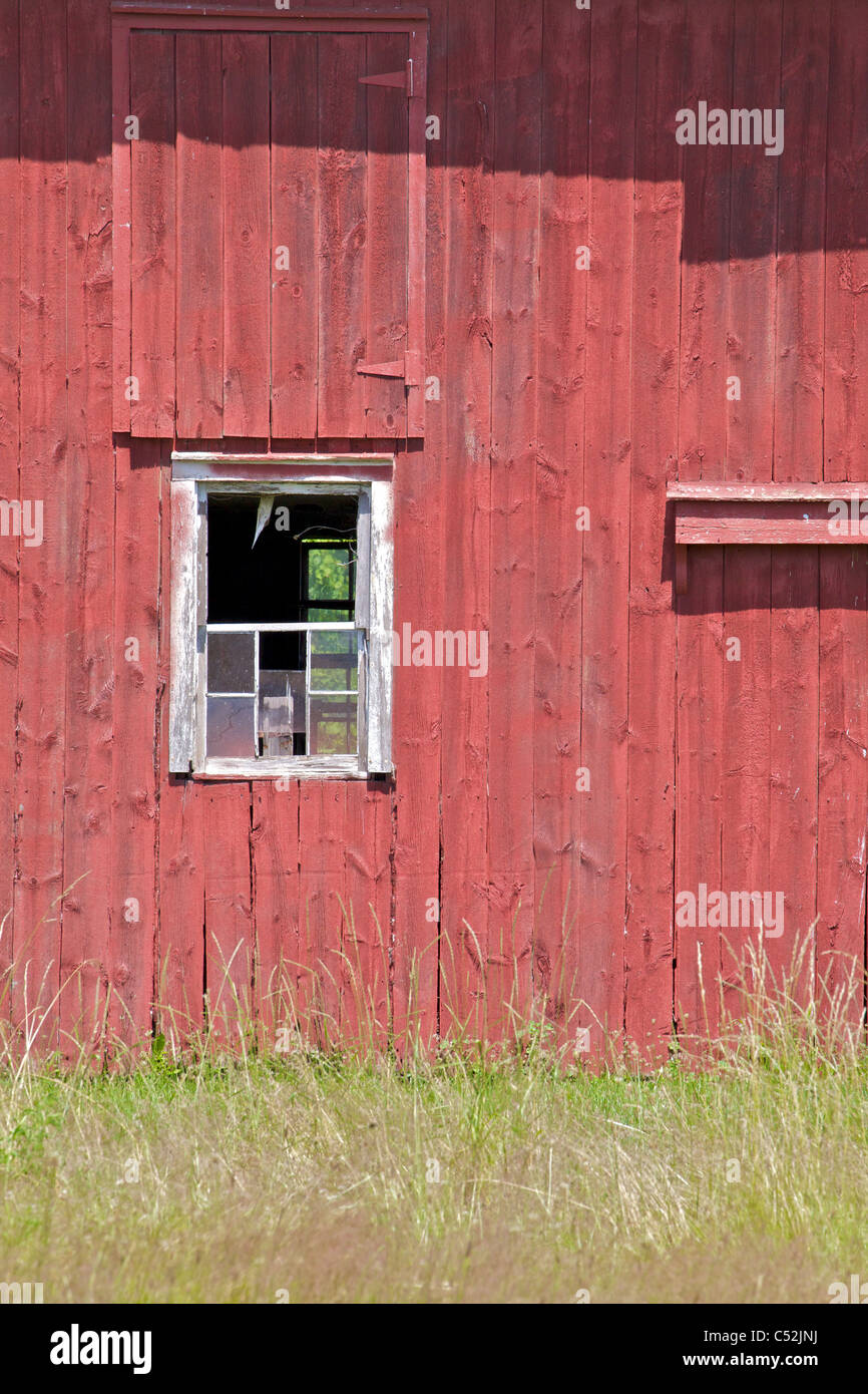 Fading red barn hi-res stock photography and images - Alamy