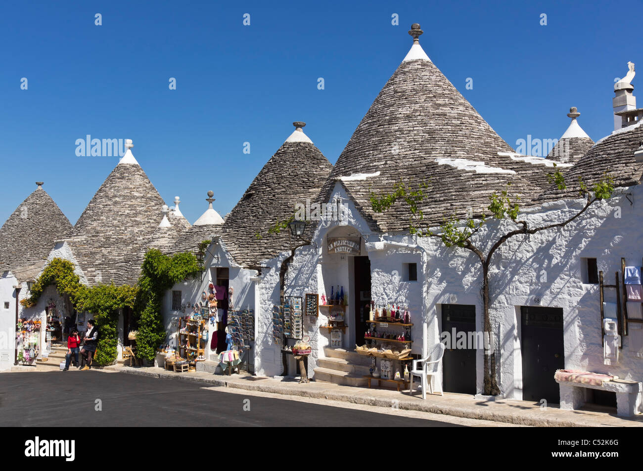 Italy - the trulli, drystone houses and buildings with conical roofs ...