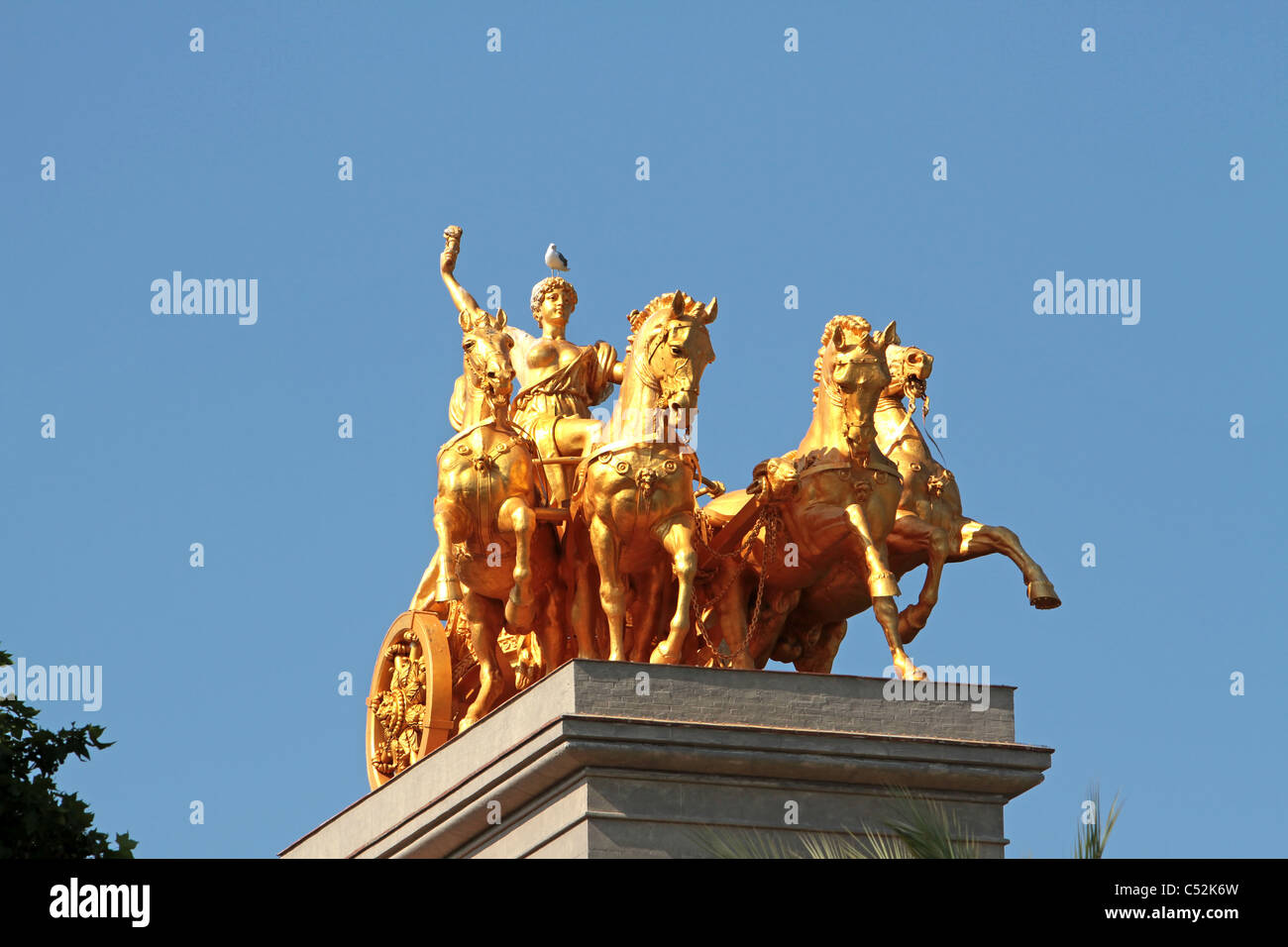 Roman quadriga statues hi-res stock photography and images - Alamy