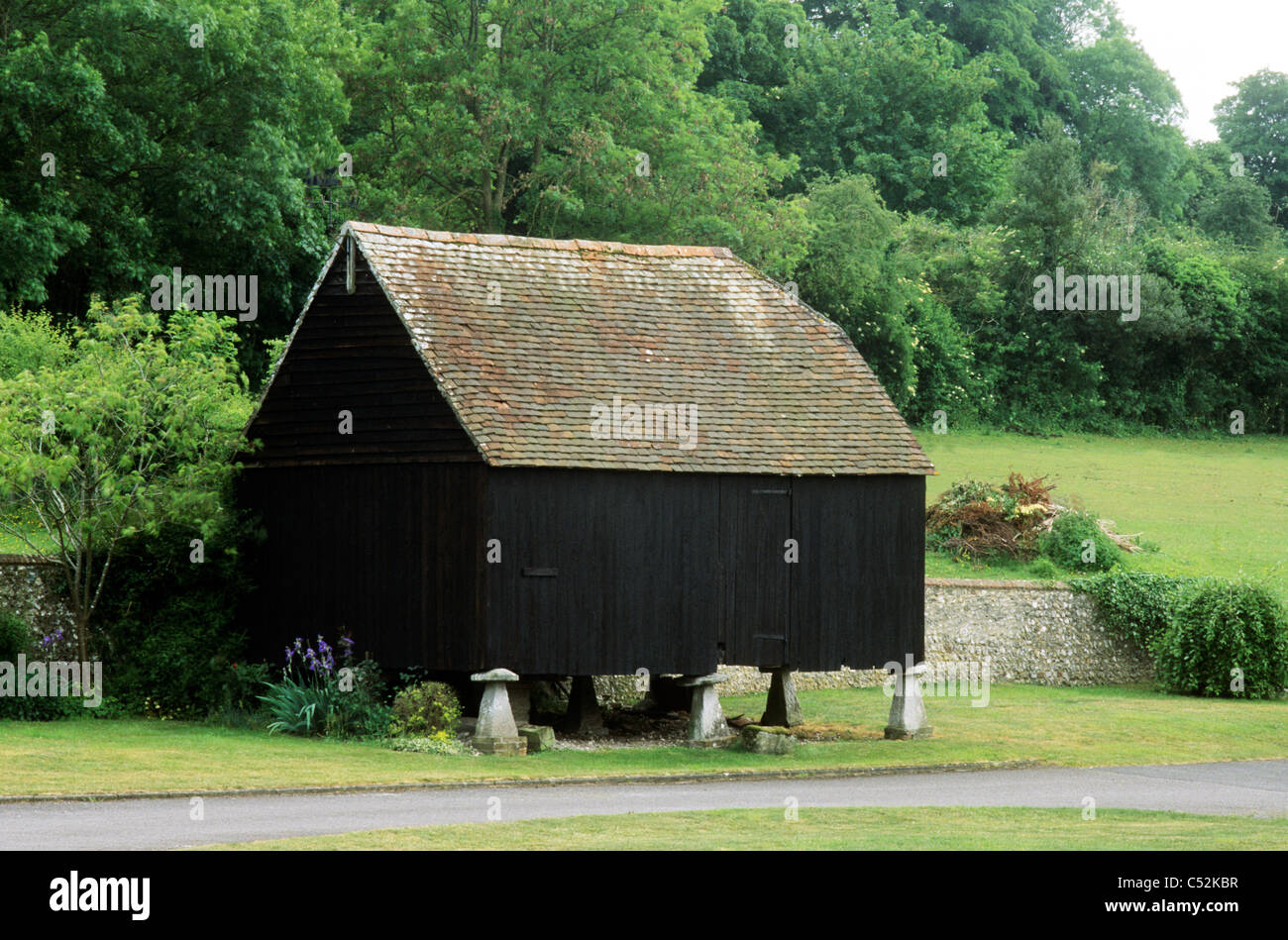 Staddle stones supporting barn hi-res stock photography and images - Alamy
