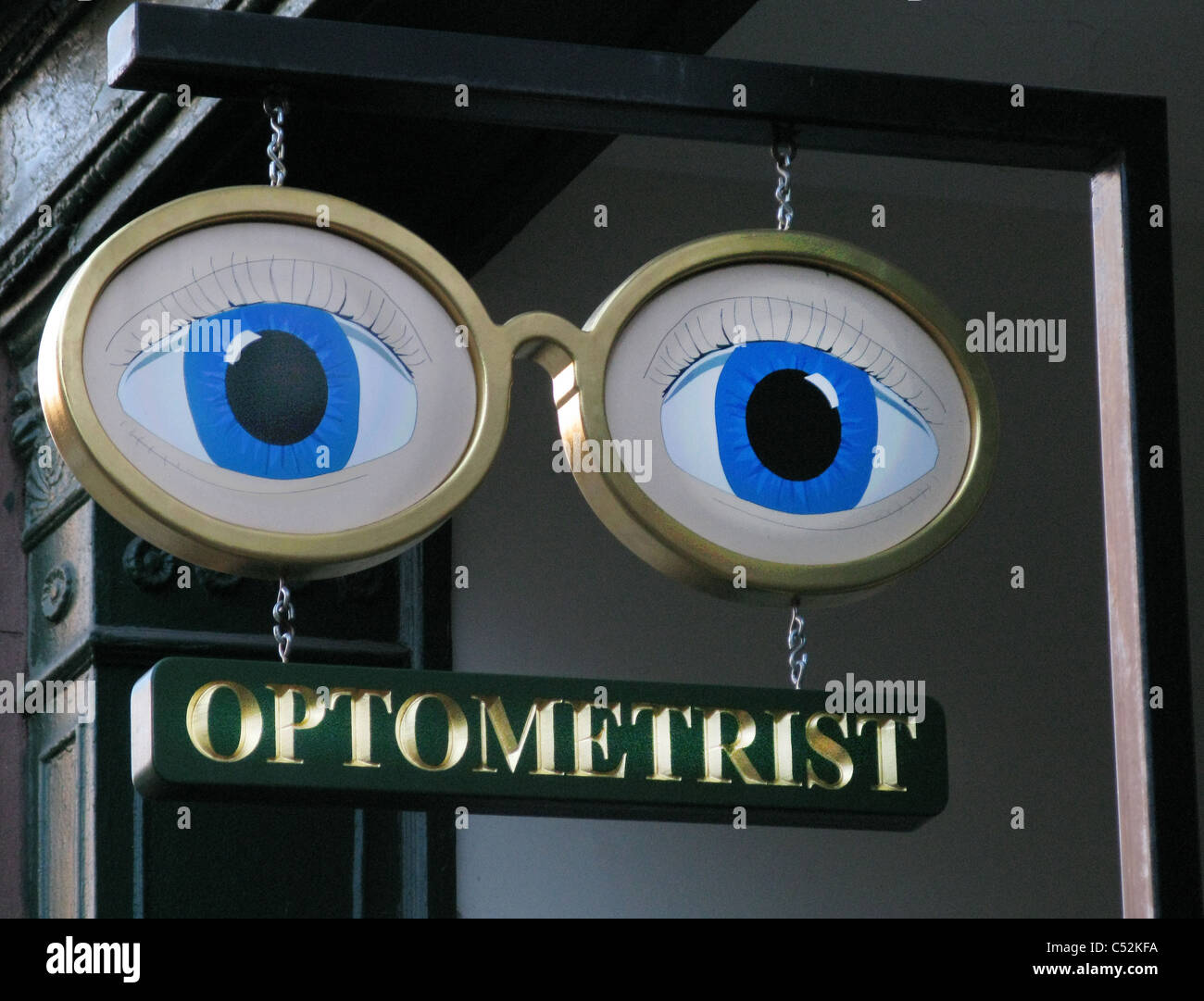 Optometrist sign hi-res stock photography and images - Alamy