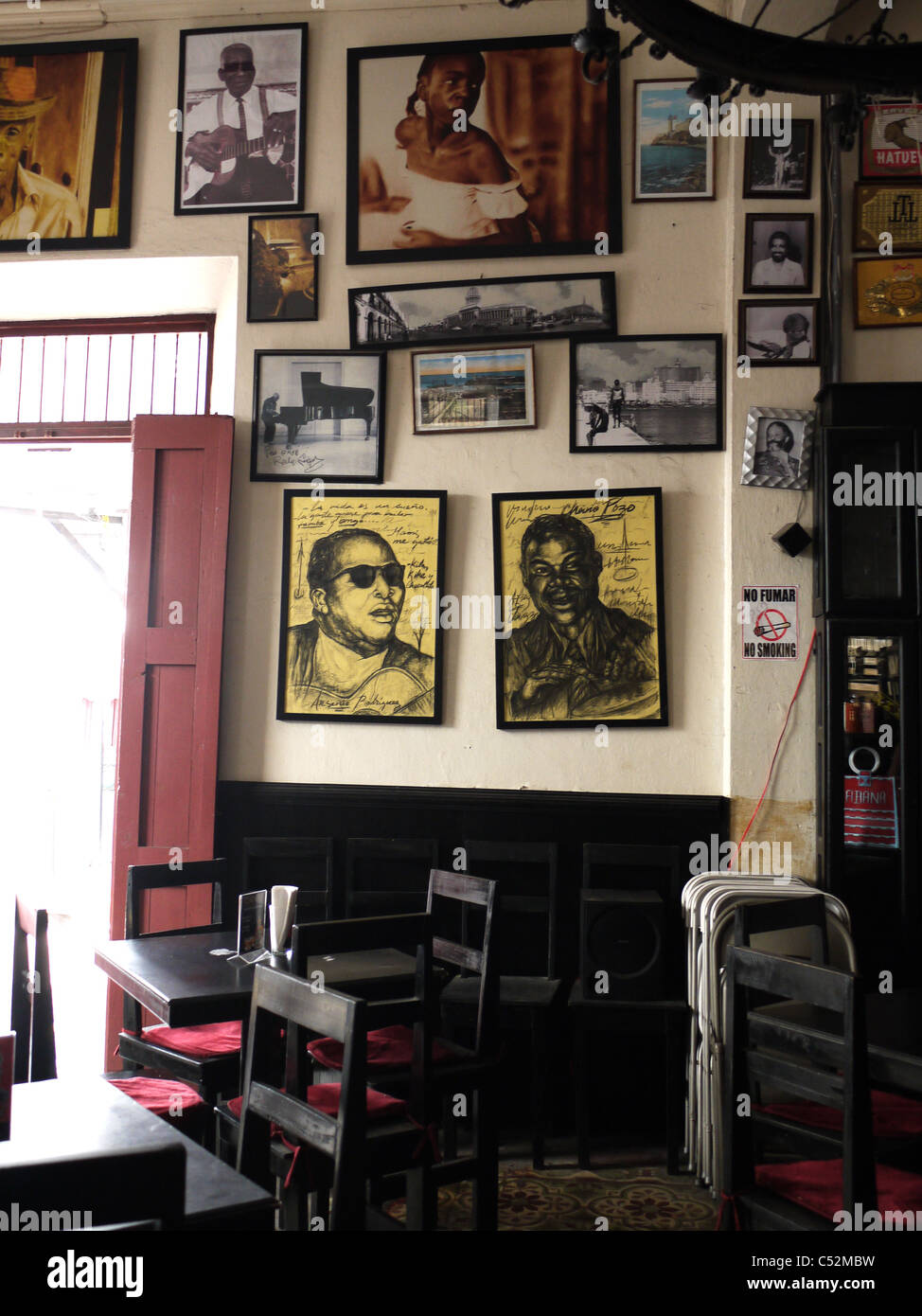 Interior of bar Havana Stock Photo - Alamy