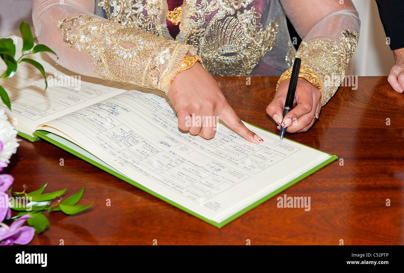 Bride and Groom Signing the wedding register Stock Photo - Alamy