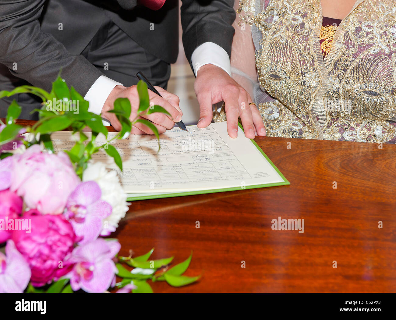 Signing of the register hi-res stock photography and images - Alamy