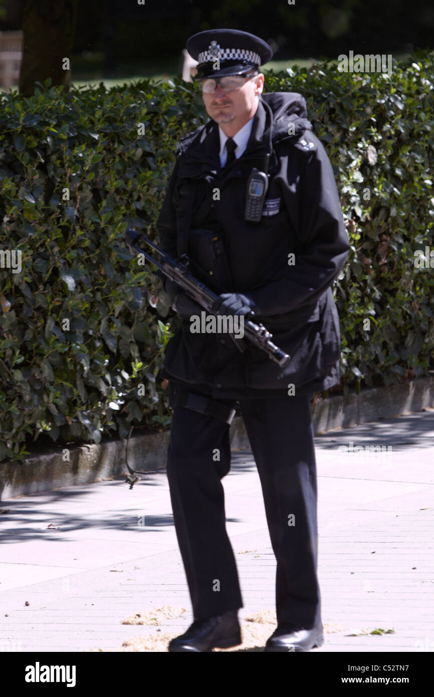 An armed Met Police officer patrols in front of the US Embassy in ...