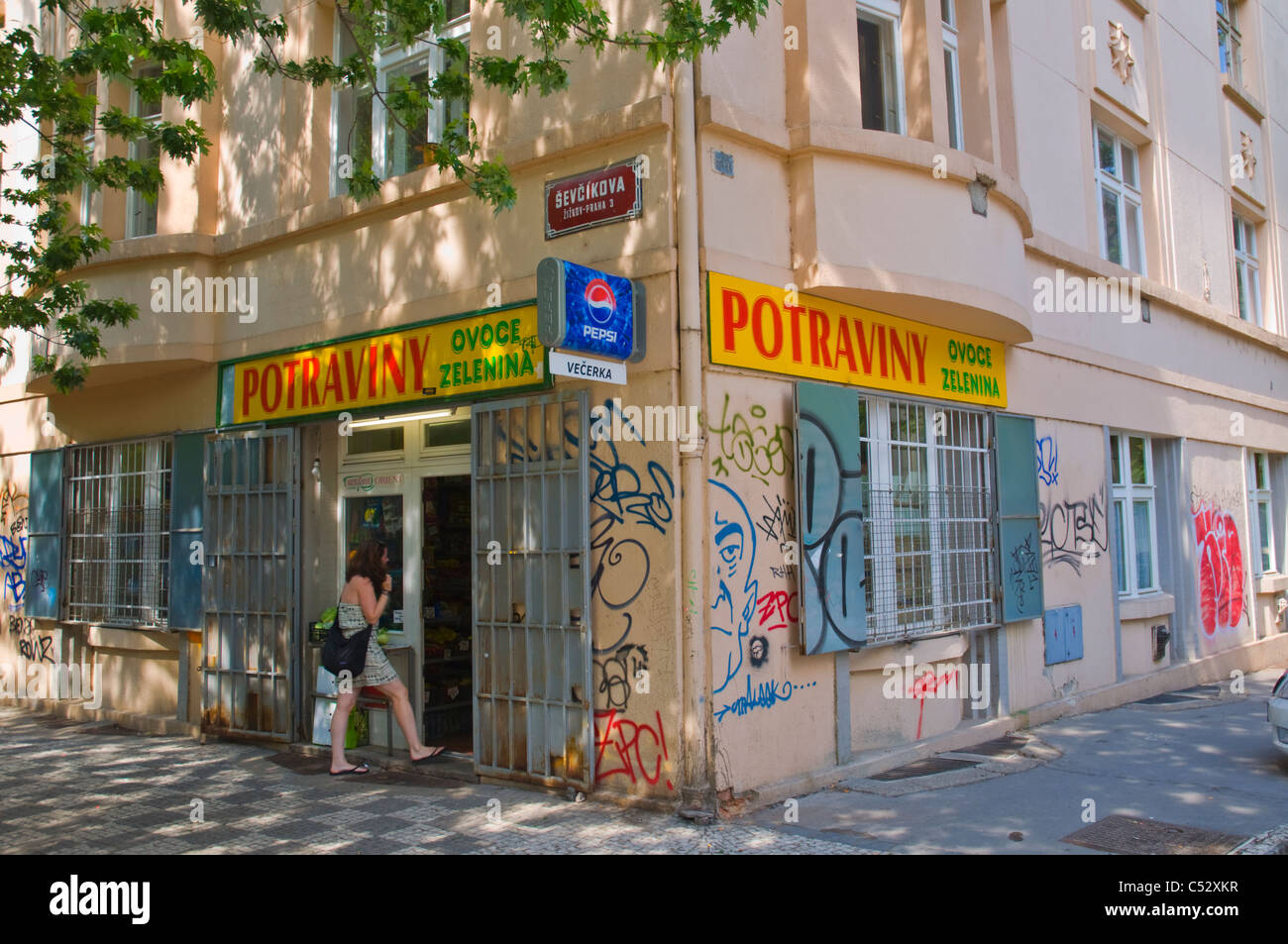 Corner shop store shopfront storefront hi-res stock photography and ...