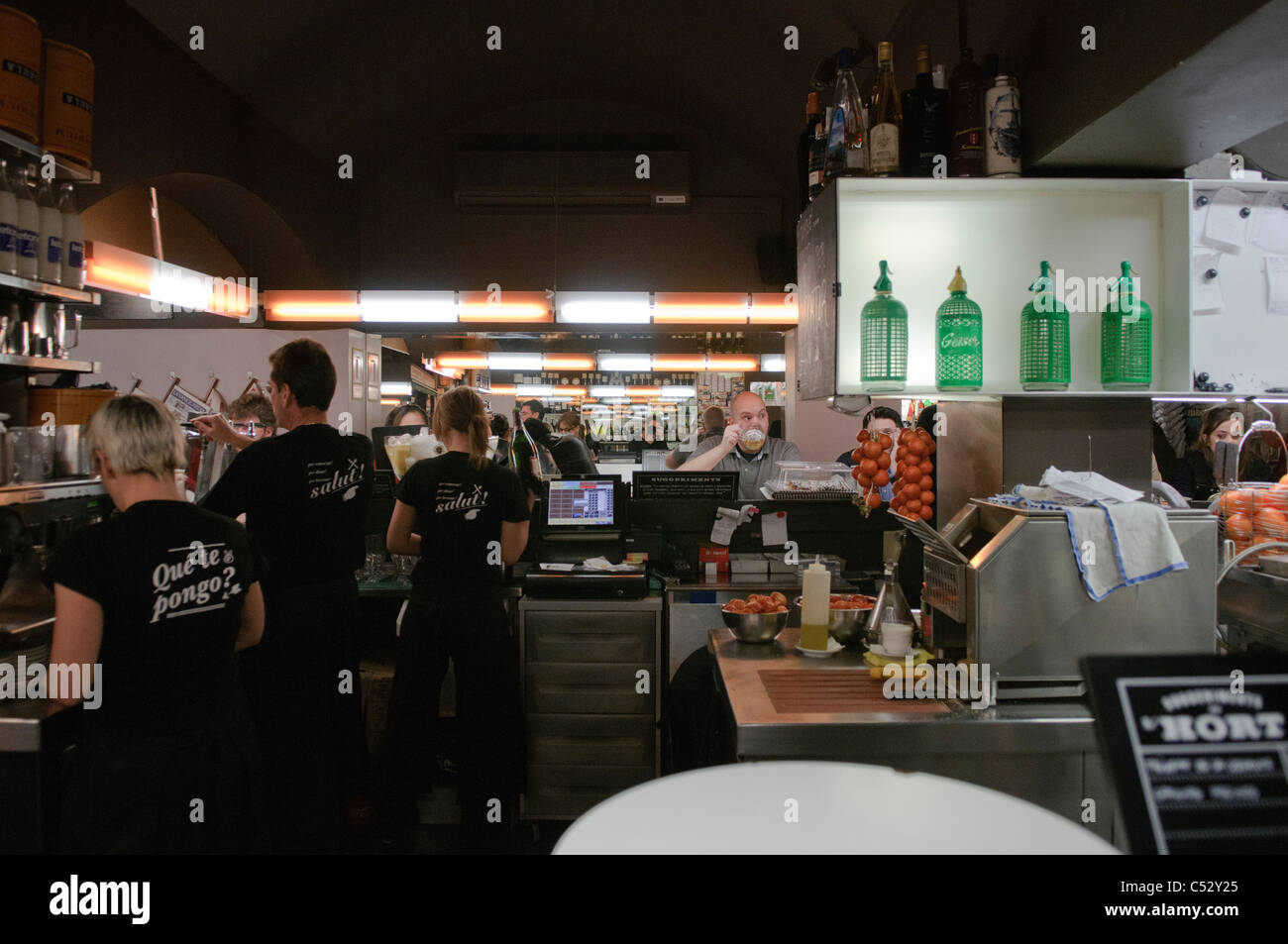 Tapas restaurant barcelona 24 hi-res stock photography and images - Alamy