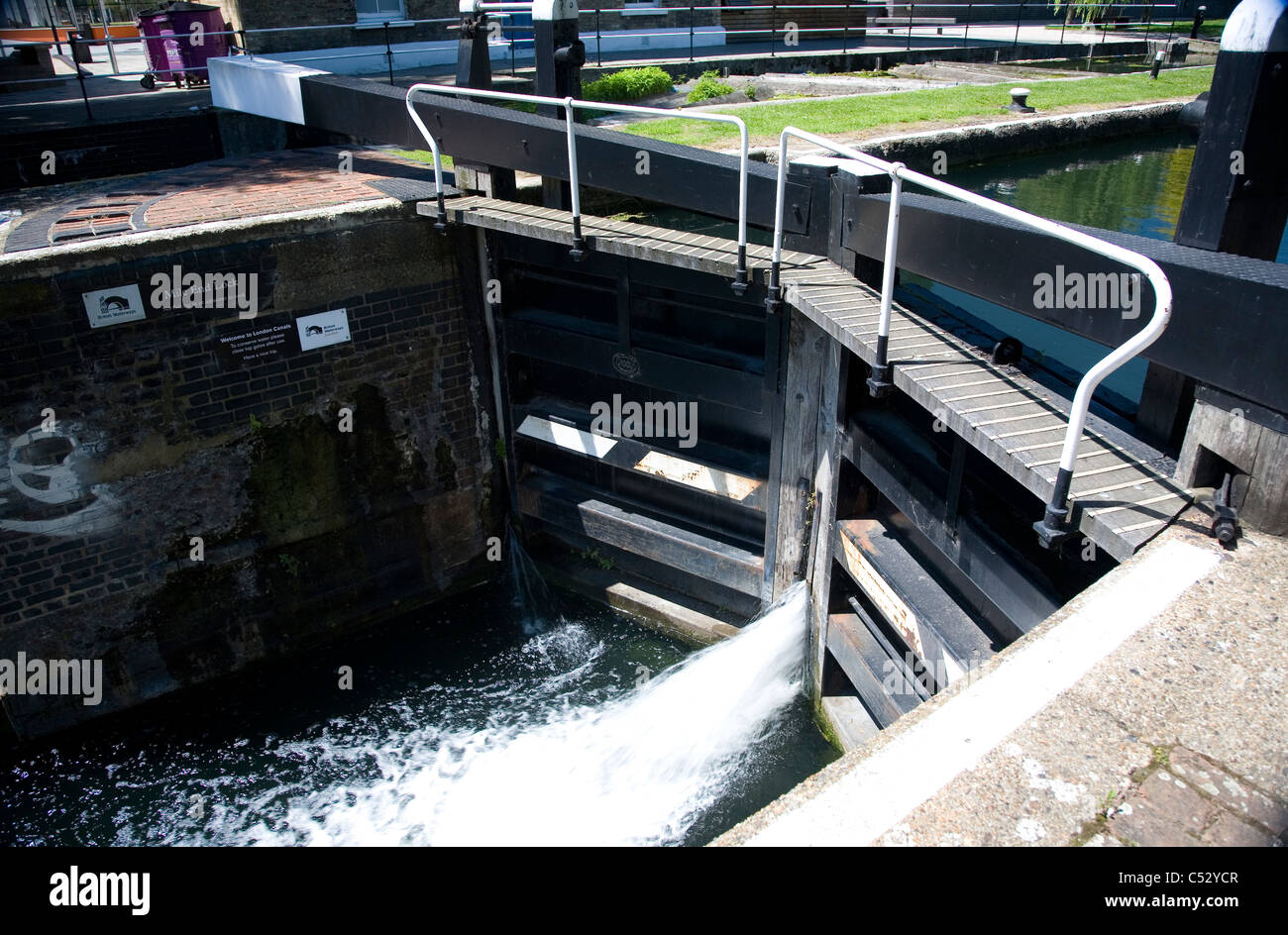 Regents Canal, Lock at Mile End Park Stock Photo - Alamy