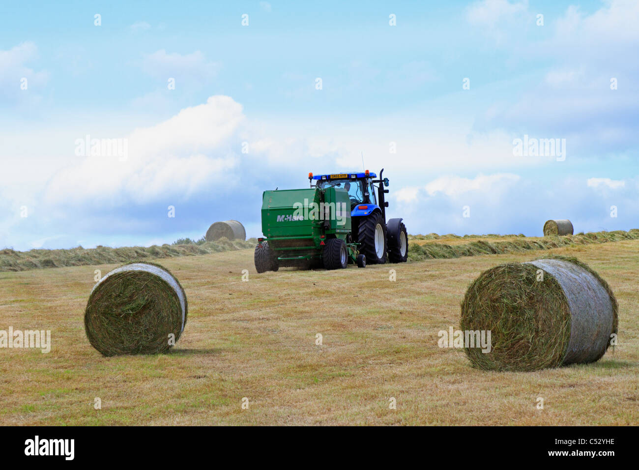 Hay field uk tractor hi-res stock photography and images - Alamy