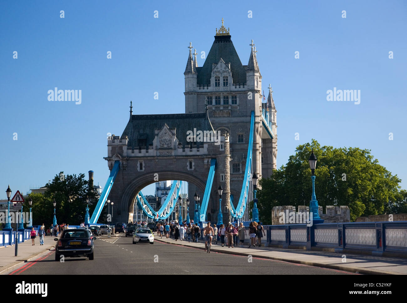 Bridge iconic london traffic cars hi-res stock photography and images ...