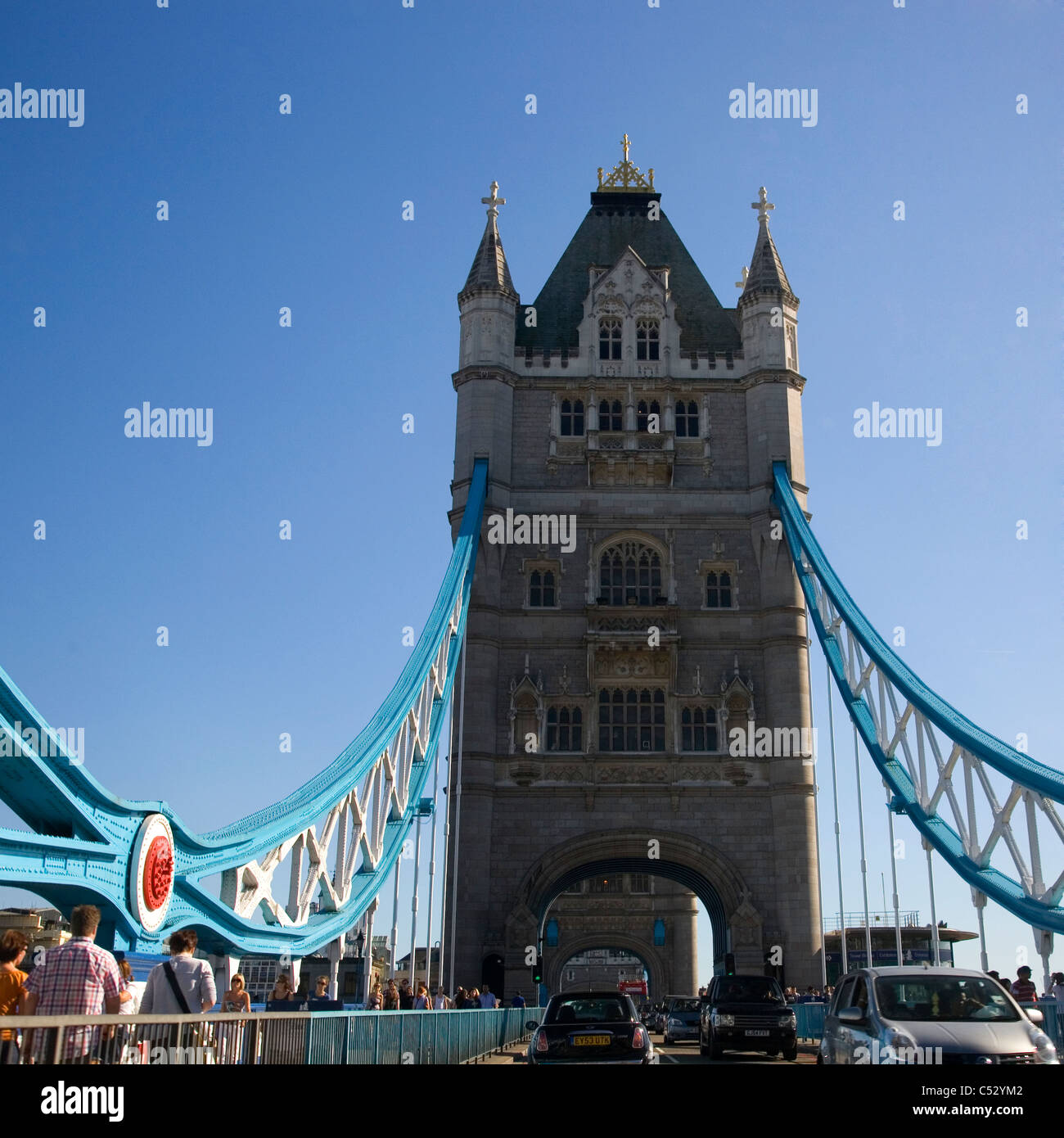Bridge iconic london traffic cars hi-res stock photography and images ...