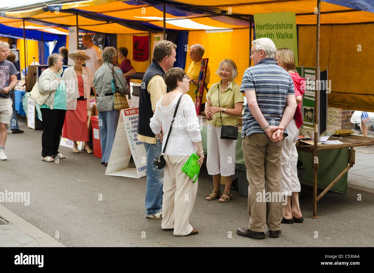 Uk market stall talking hi-res stock photography and images - Alamy