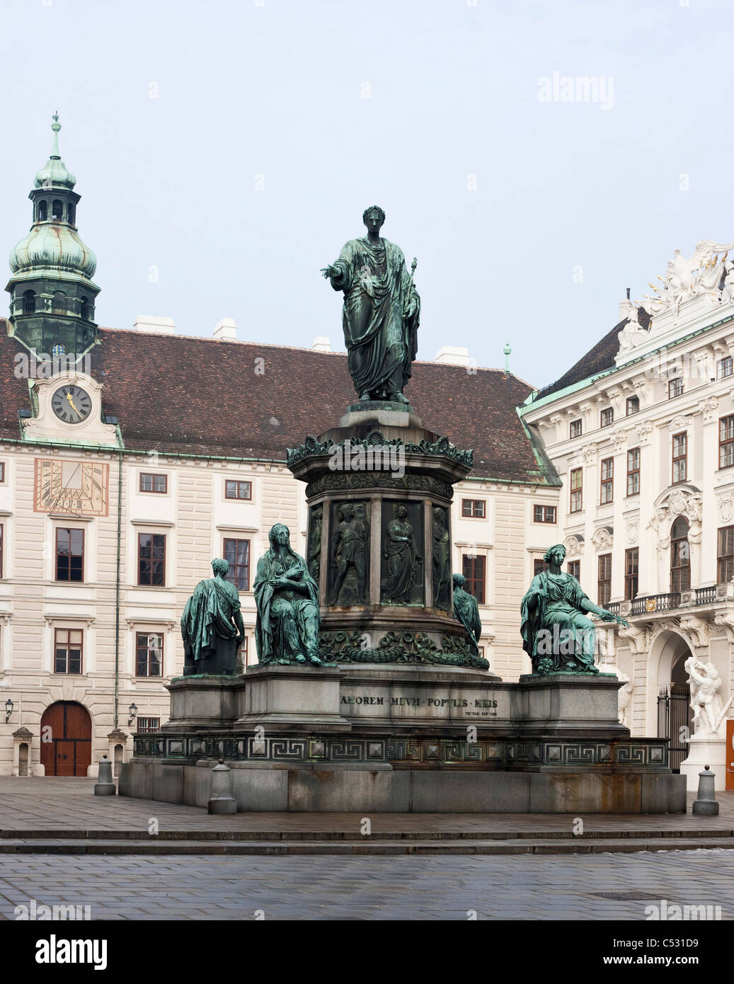 Interior courtyard hofburg palace statues hi-res stock photography and ...