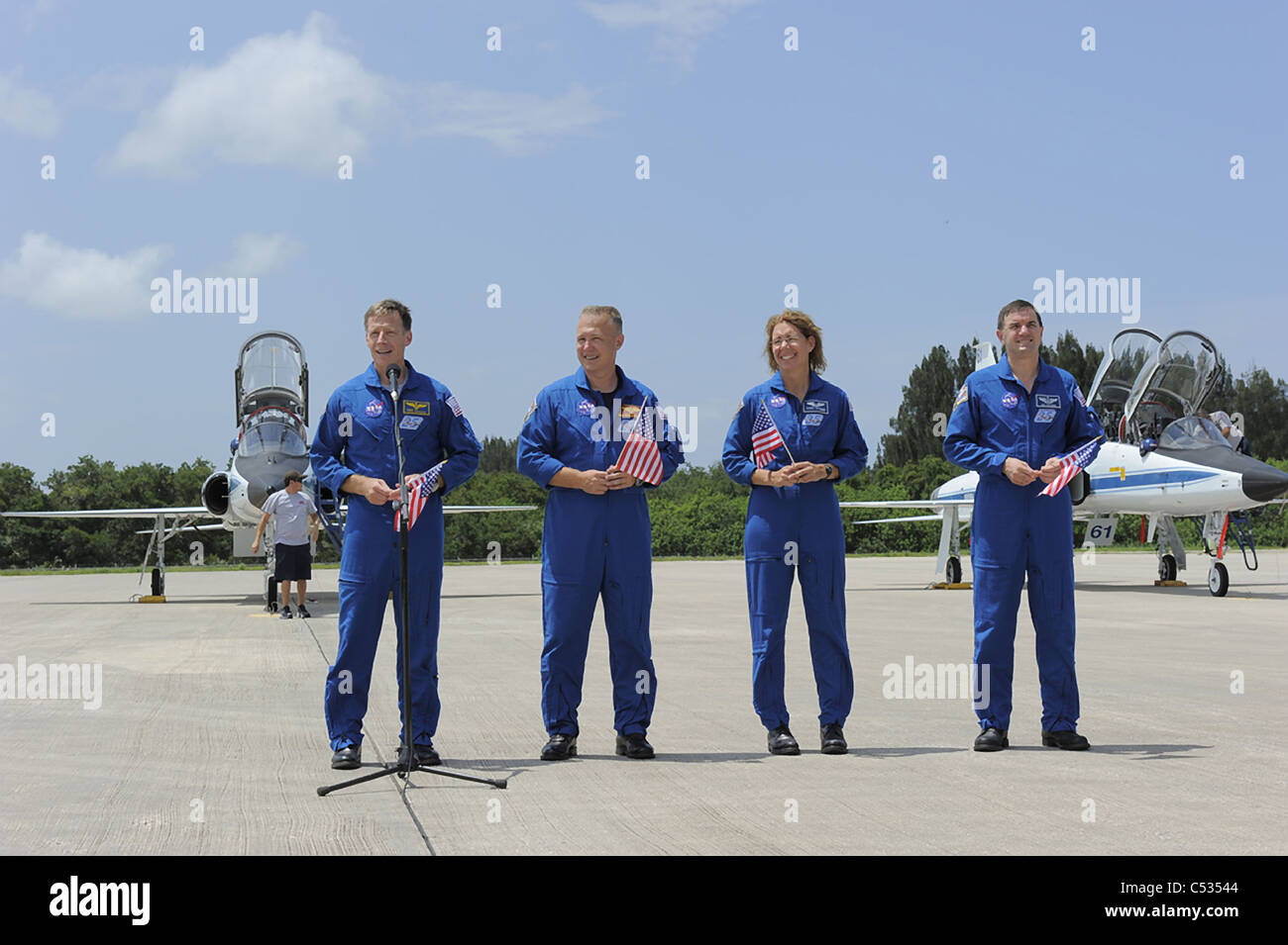 The sts 135 crew hi-res stock photography and images - Alamy