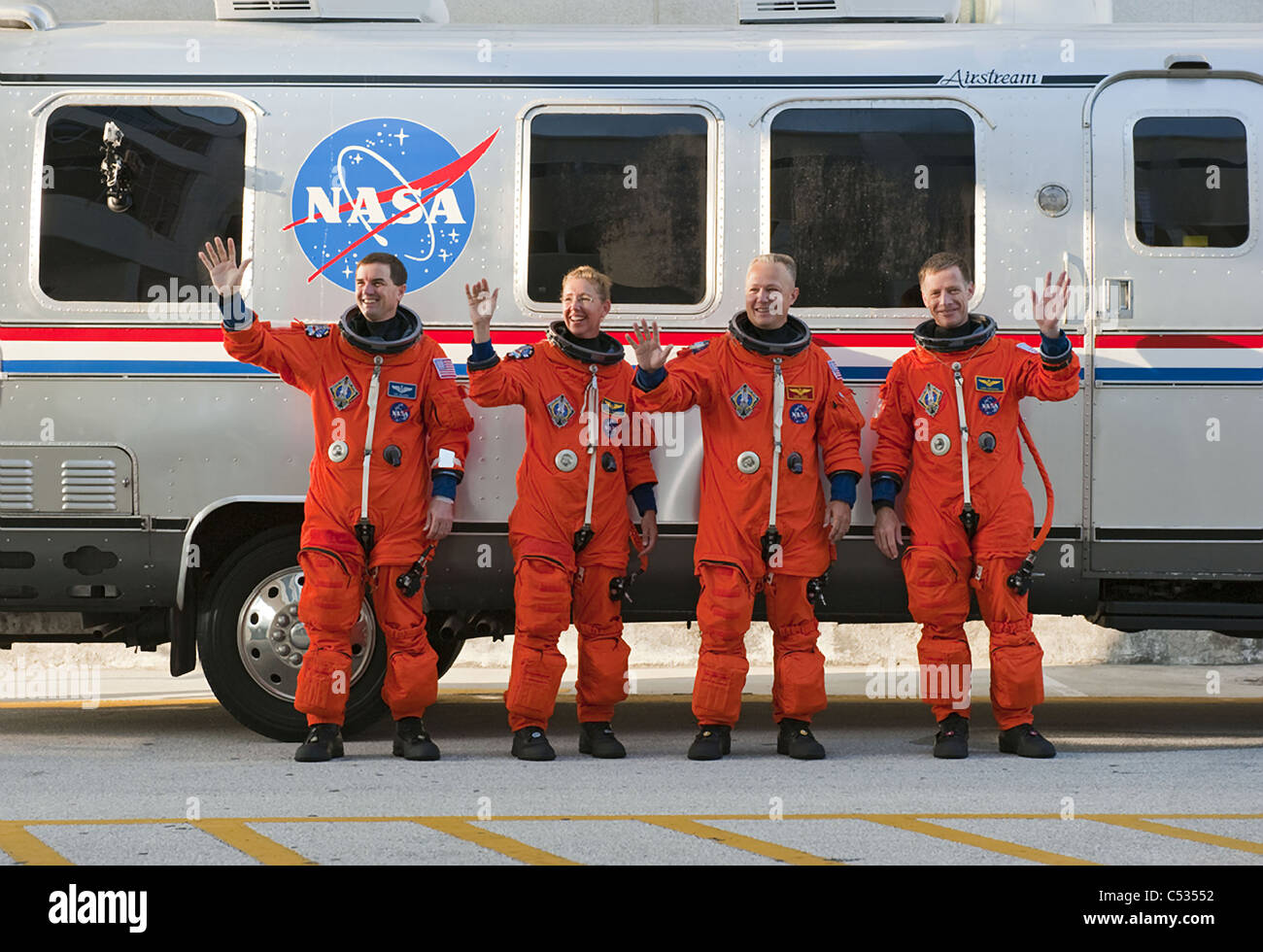 The sts 135 crew hi-res stock photography and images - Alamy