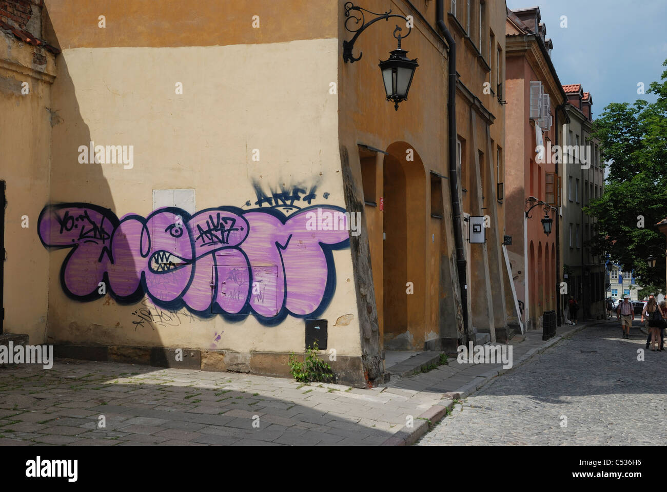 Graffiti in a backstreet of the Old Town area of Warsaw, Poland Stock ...