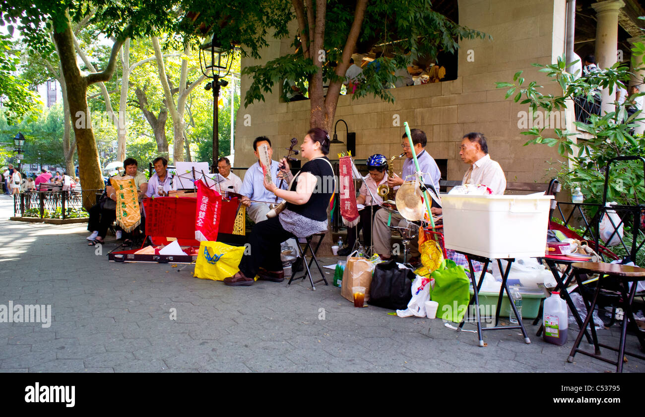 Asian musicians playing Chinese opera music Stock Photo - Alamy