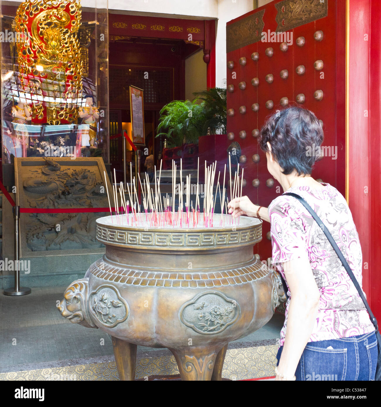 Lighting incense at the Buddha Tooth Relic Temple and Museum Stock ...