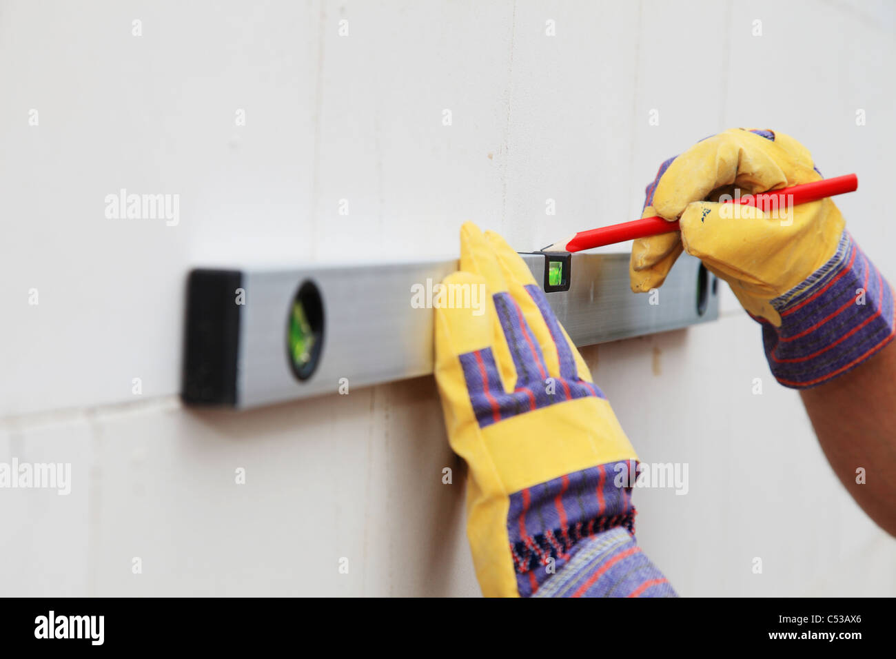 Construction worker using level Stock Photo - Alamy
