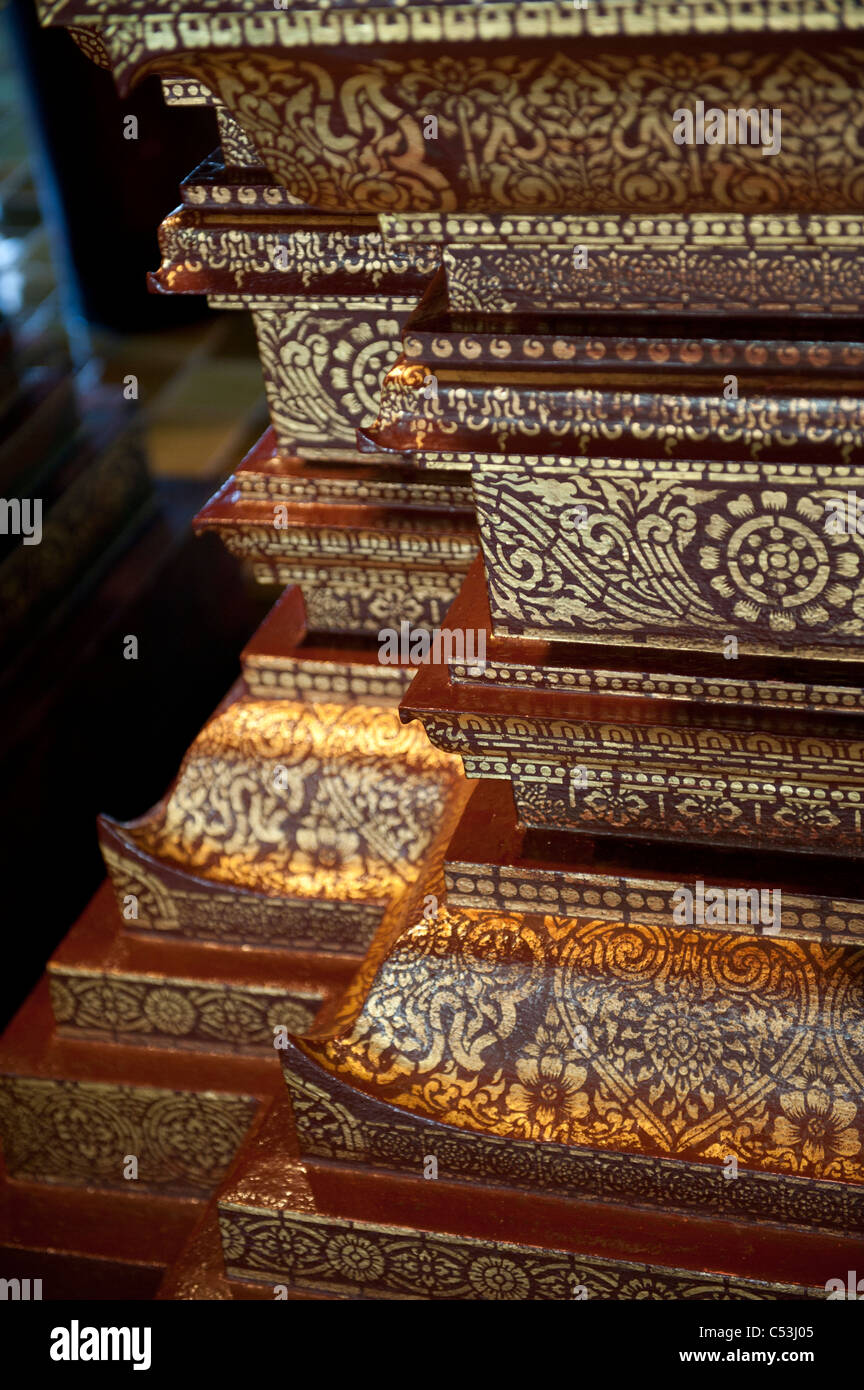 Detail of columns at Archan Mun Hall, Wat Chedi Luang, Chiang Mai ...