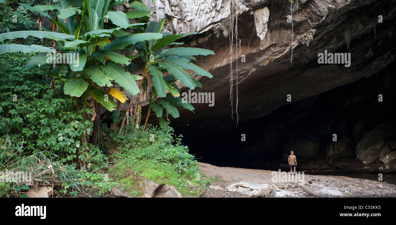 Man standing outside a cave hi-res stock photography and images - Alamy