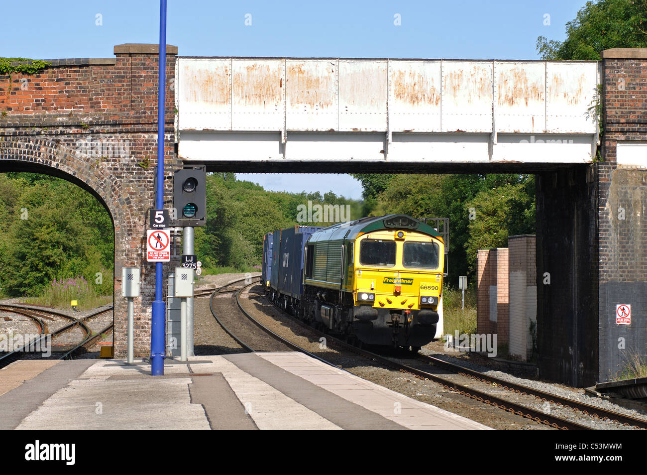 Freightliner train approaching Hatton station, Warwickshire, England ...