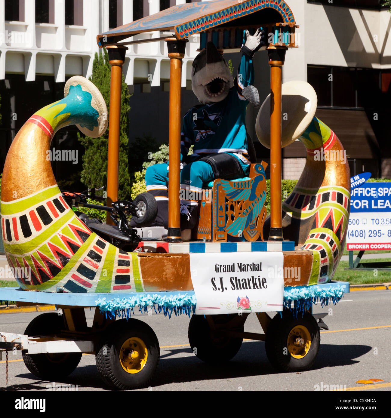 SAN JOSE, CA, USA - JULY 4: 4th of July Rose, White and Blue Parade ...