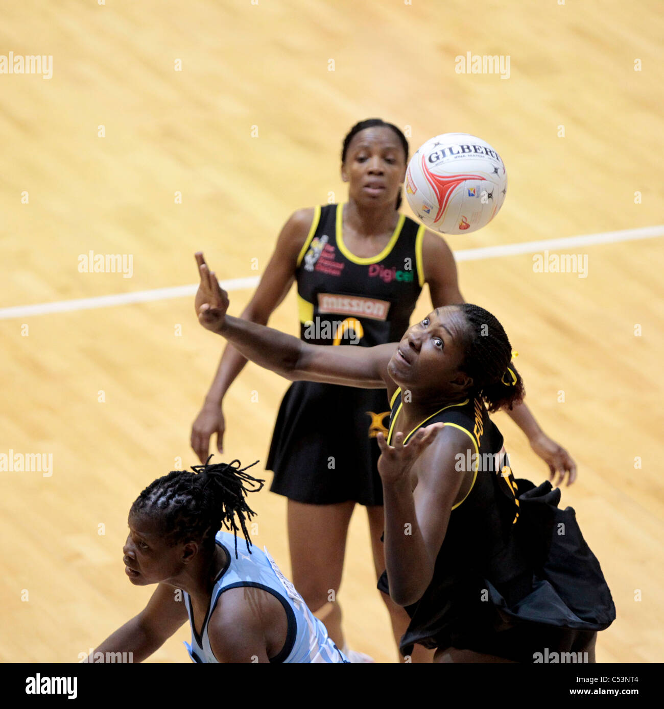 05.07.2011 Jhaniele Fowler of Jamaica(center) reacts to the overhead ...
