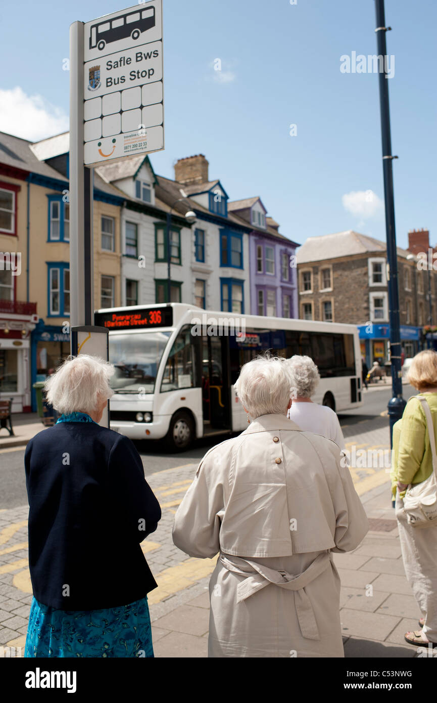 Women bus stop uk hi-res stock photography and images - Alamy