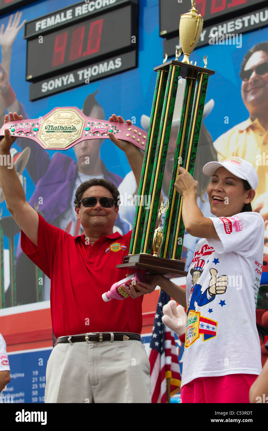 Winner Sonya Thomas holding her trophy after winning the Women's ...