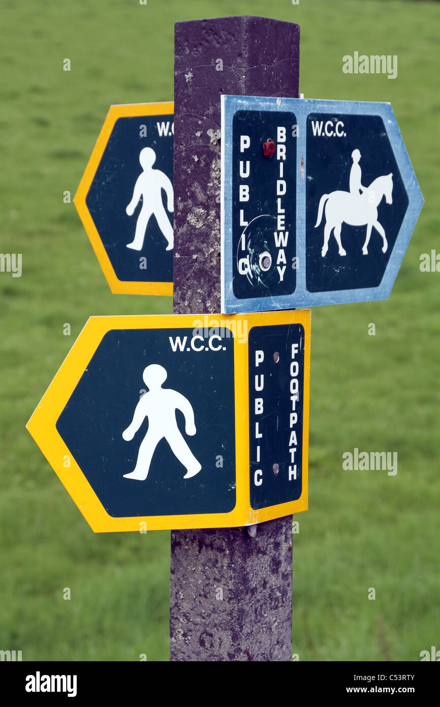Walking signs hi-res stock photography and images - Alamy