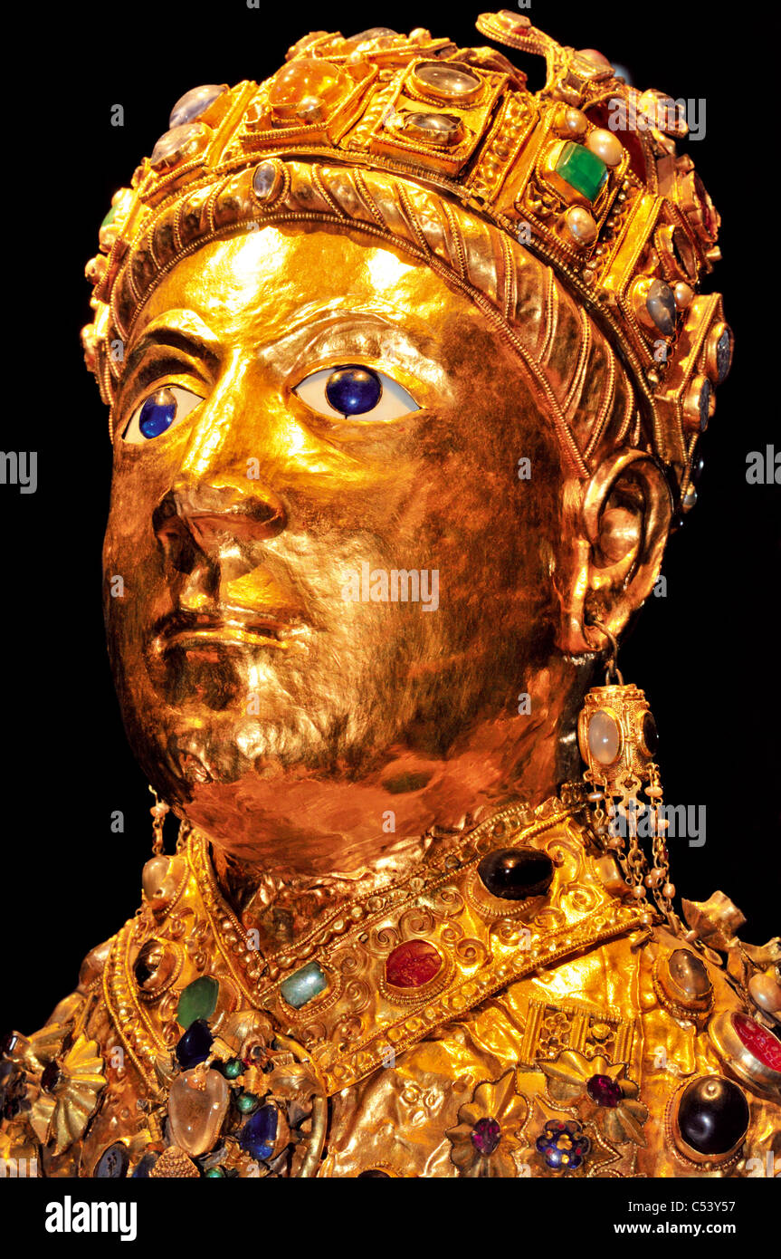 Sainte foy reliquary conques hi-res stock photography and images - Alamy