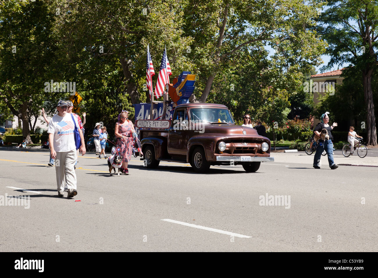 SAN JOSE, CA, USA - JULY 4: 4th of July Rose, White and Blue Parade ...