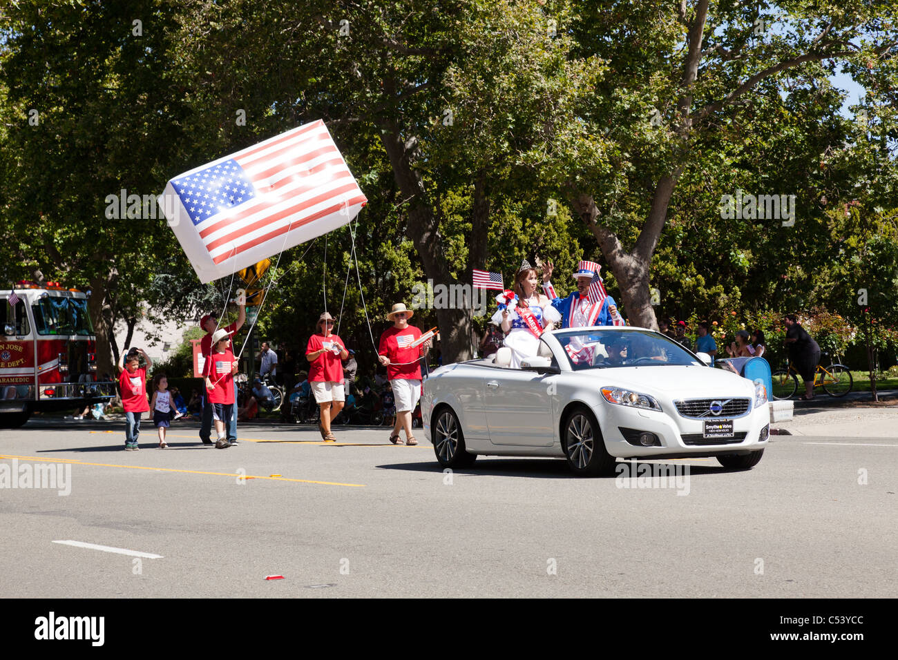SAN JOSE, CA, USA - JULY 4: 4th of July Rose, White and Blue Parade ...
