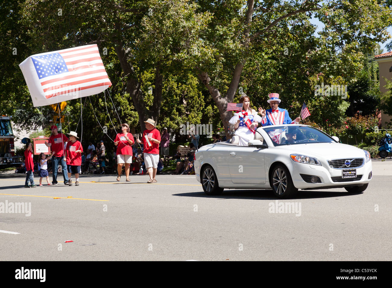 SAN JOSE, CA, USA - JULY 4: 4th of July Rose, White and Blue Parade ...