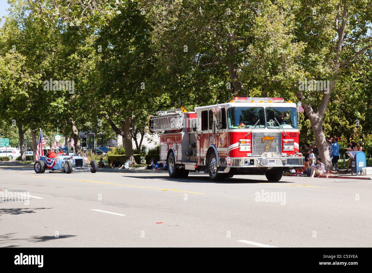 SAN JOSE, CA, USA - JULY 4: 4th of July Rose, White and Blue Parade ...