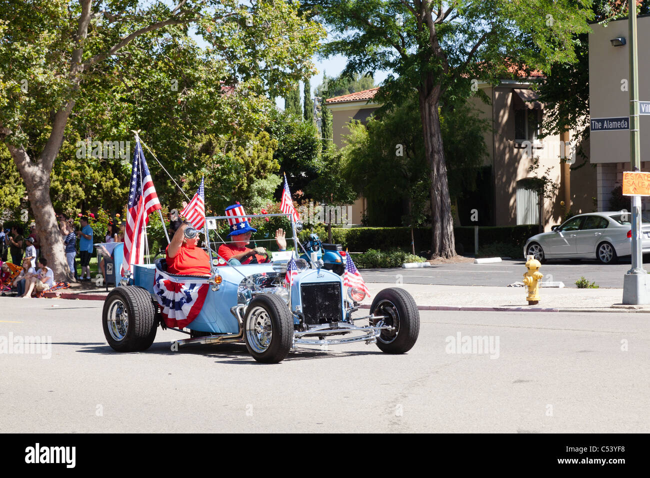SAN JOSE, CA, USA - JULY 4: 4th of July Rose, White and Blue Parade ...