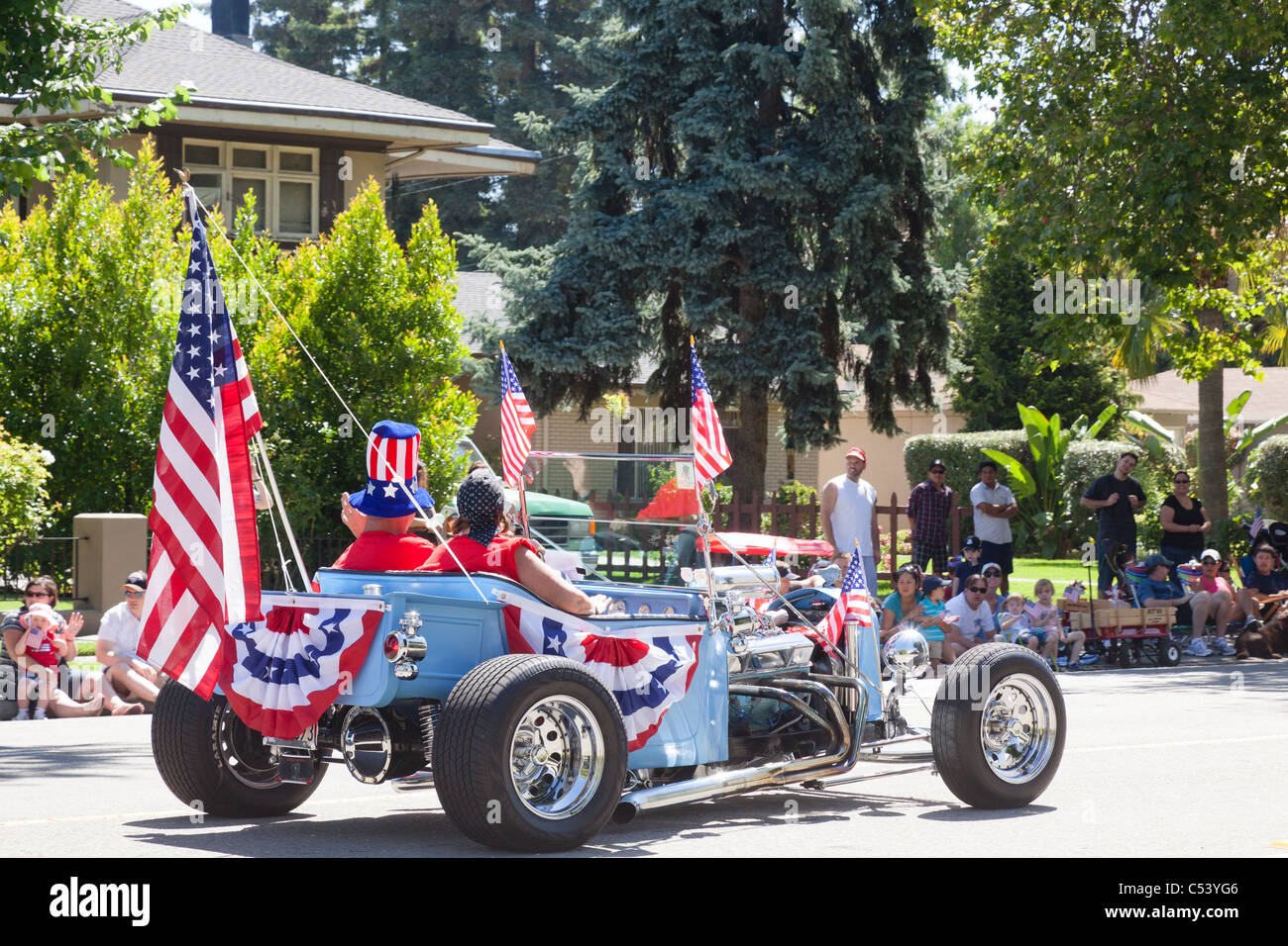 SAN JOSE, CA, USA - JULY 4: 4th of July Rose, White and Blue Parade ...