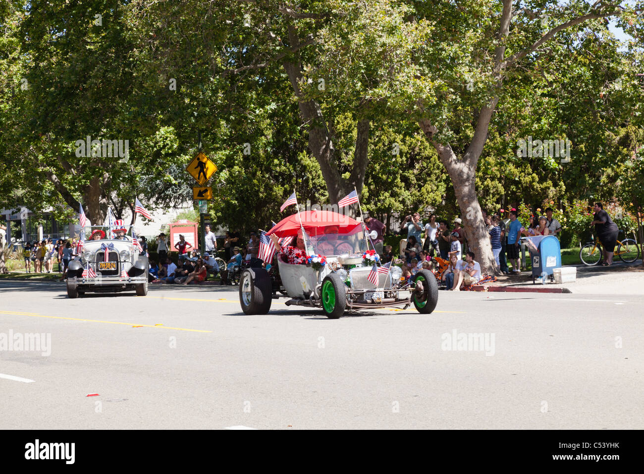 SAN JOSE, CA, USA - JULY 4: 4th of July Rose, White and Blue Parade ...