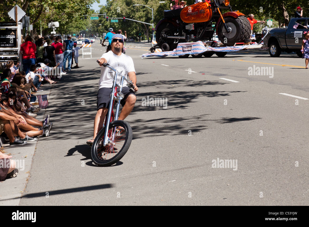 SAN JOSE, CA, USA - JULY 4: 4th of July Rose, White and Blue Parade ...