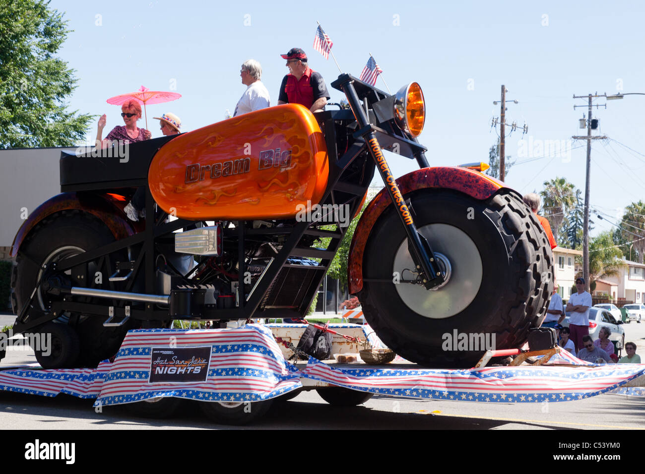 SAN JOSE, CA, USA - JULY 4: 4th of July Rose, White and Blue Parade ...