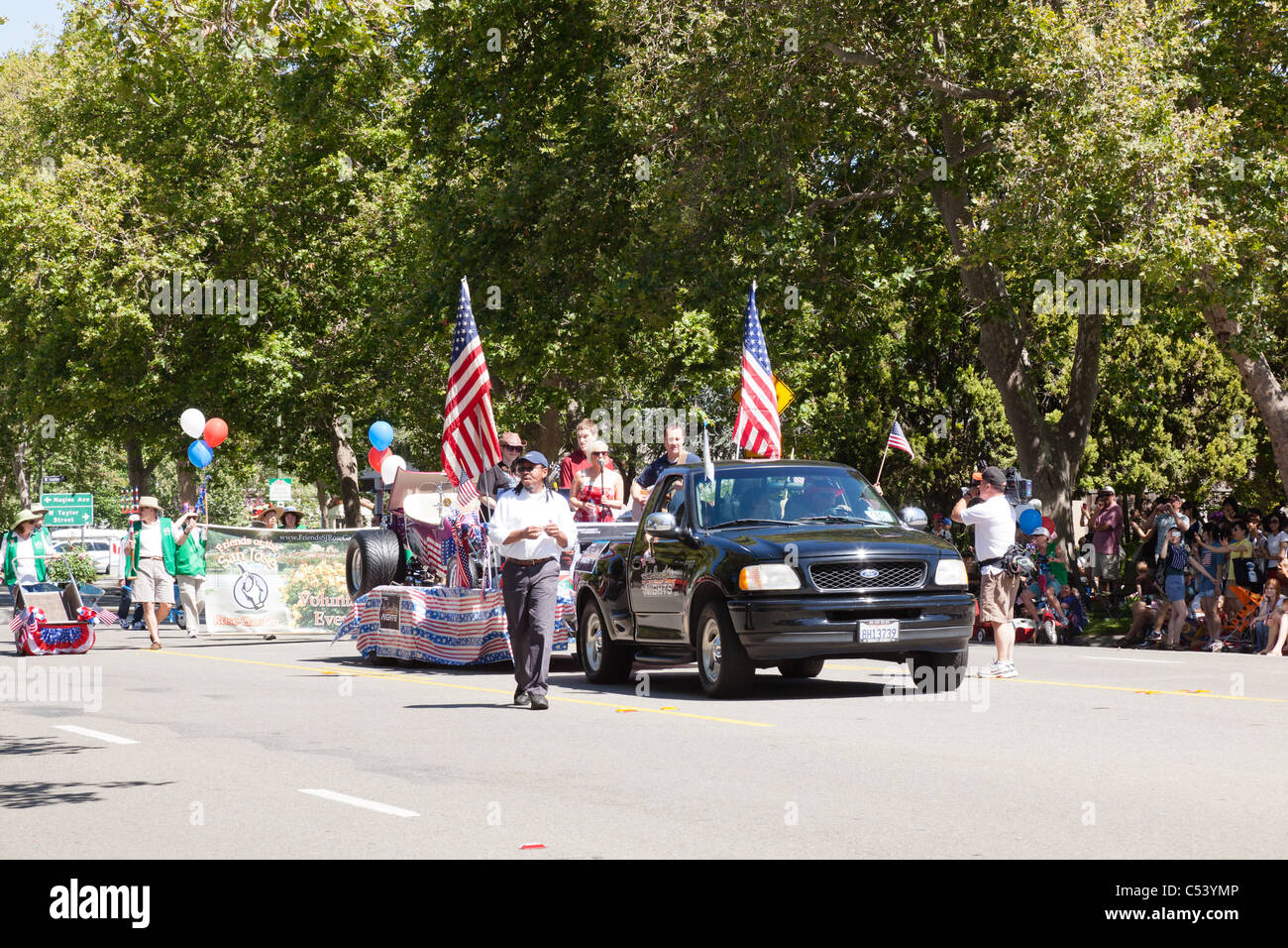 SAN JOSE, CA, USA - JULY 4: 4th of July Rose, White and Blue Parade ...