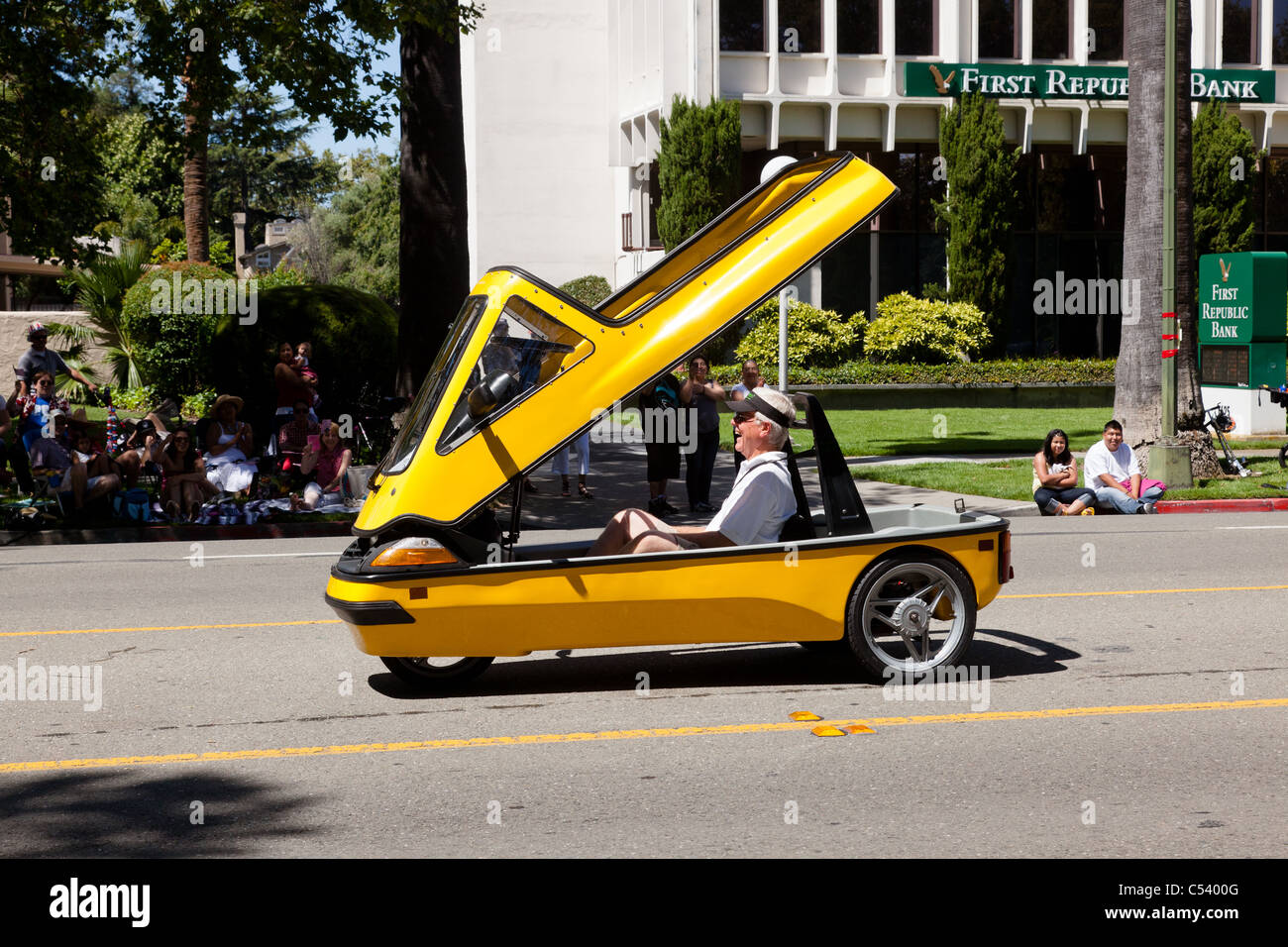 SAN JOSE, CA, USA - JULY 4: 4th of July Rose, White and Blue Parade. It ...