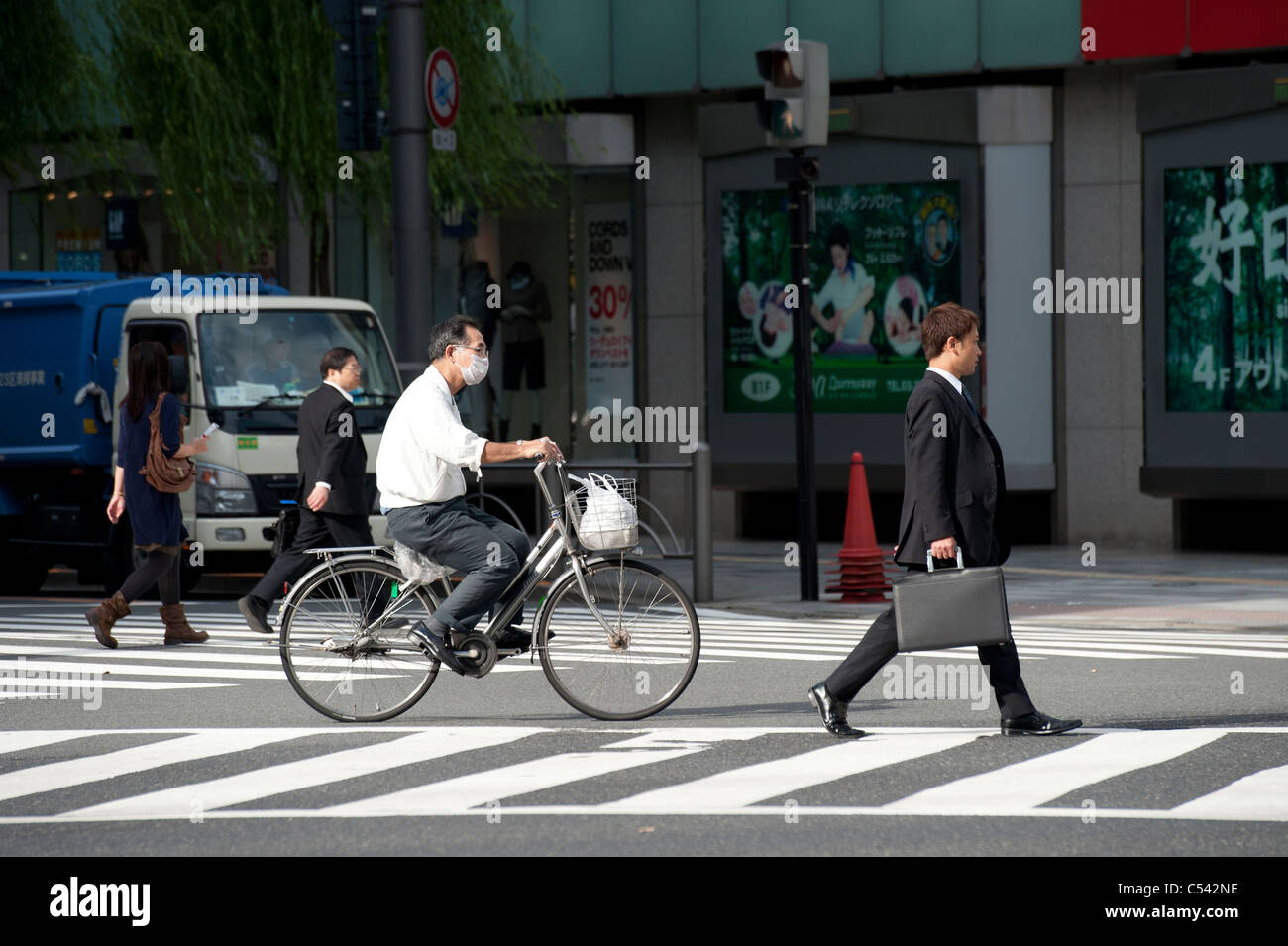 People crossing the road, Ginza, Chuo Ward, Tokyo, Japan Stock Photo ...