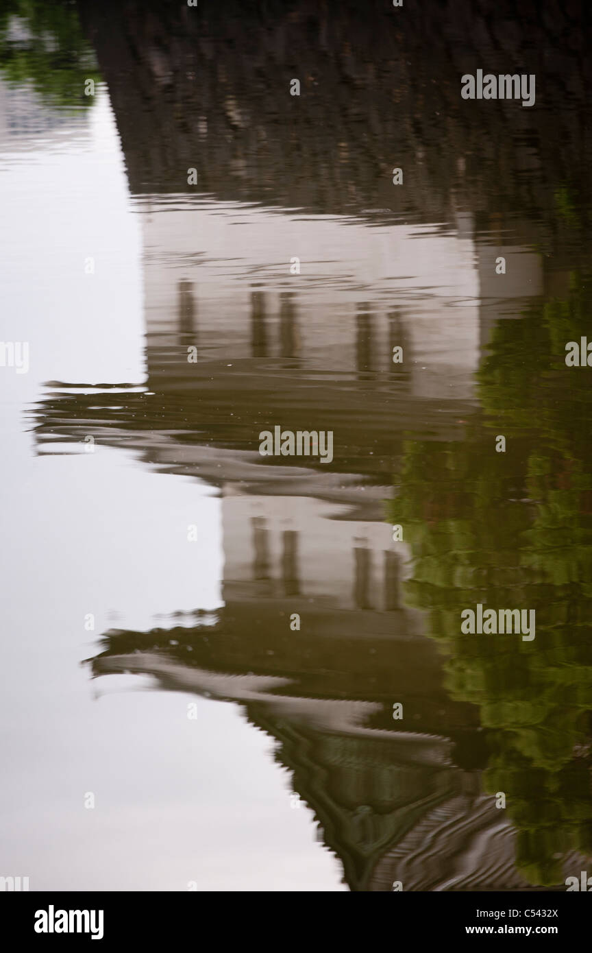 Reflection of Imperial Palace in water, Kokyo Gaien, Tokyo, Japan Stock ...