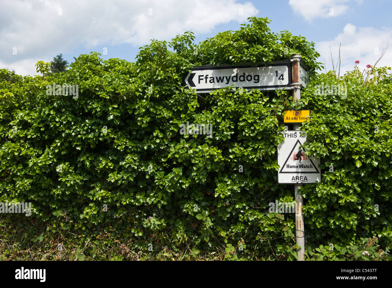 Welsh road signs hi-res stock photography and images - Alamy