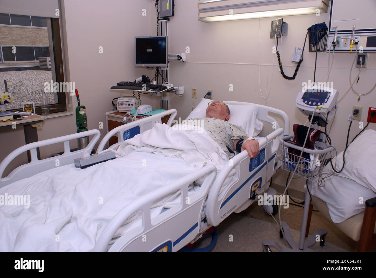 Patient recovering in hospital bed Stock Photo - Alamy