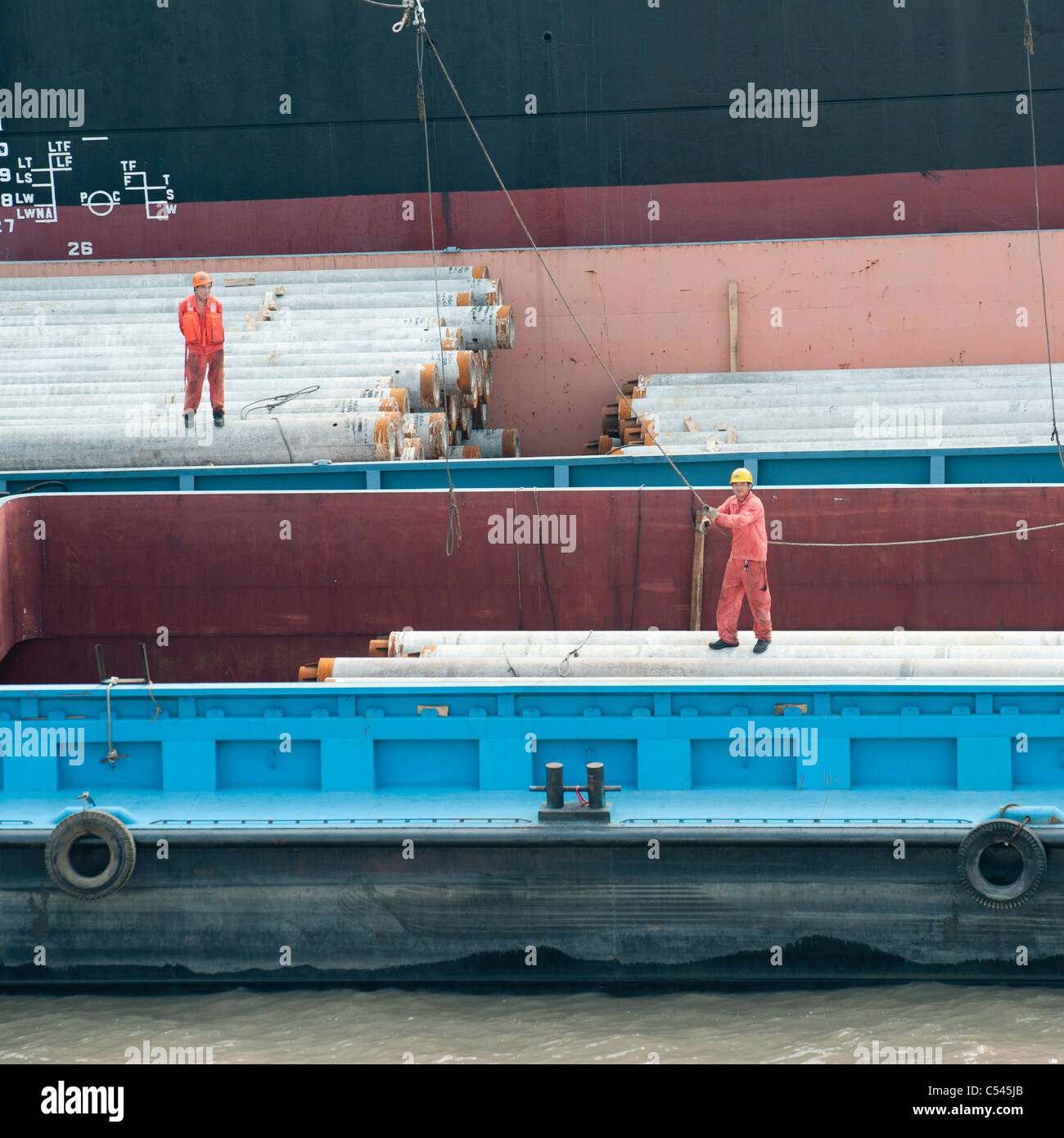 Manual worker on container ship hi-res stock photography and images - Alamy