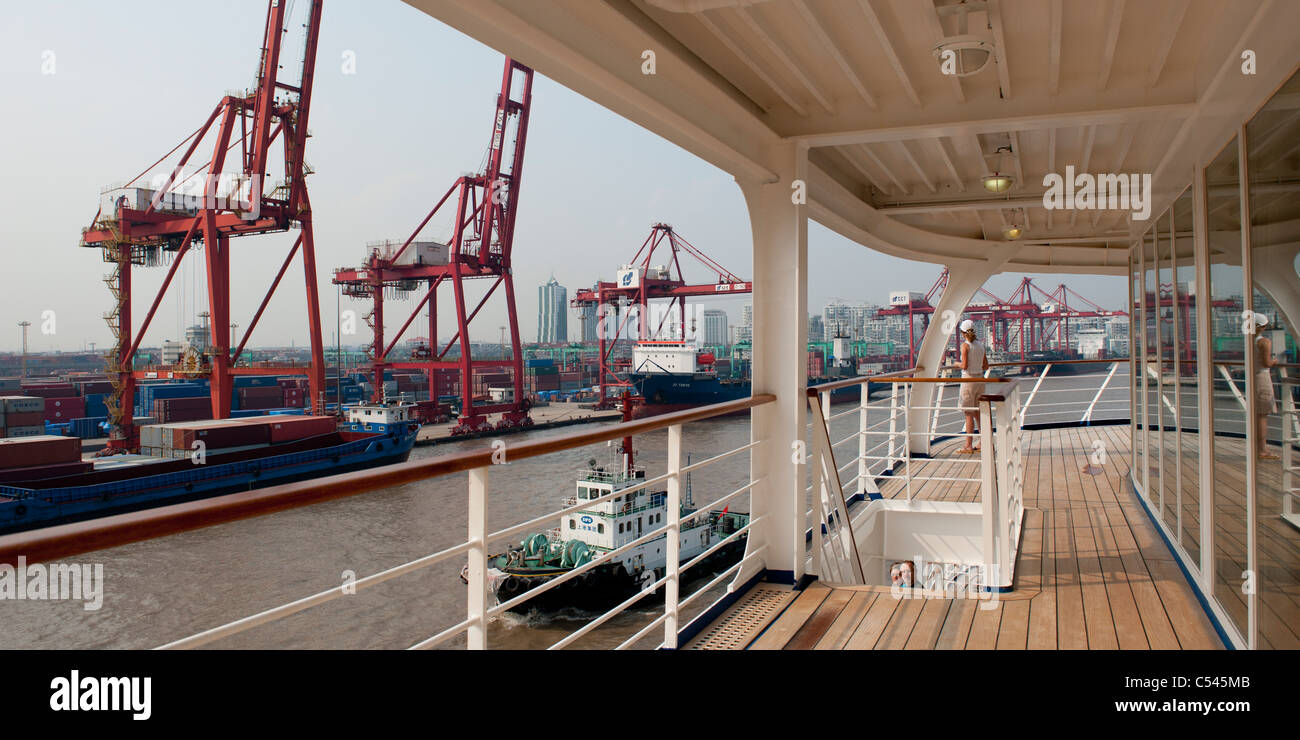 Cranes at a commercial dock, Yangtze River, Shanghai, China Stock Photo ...