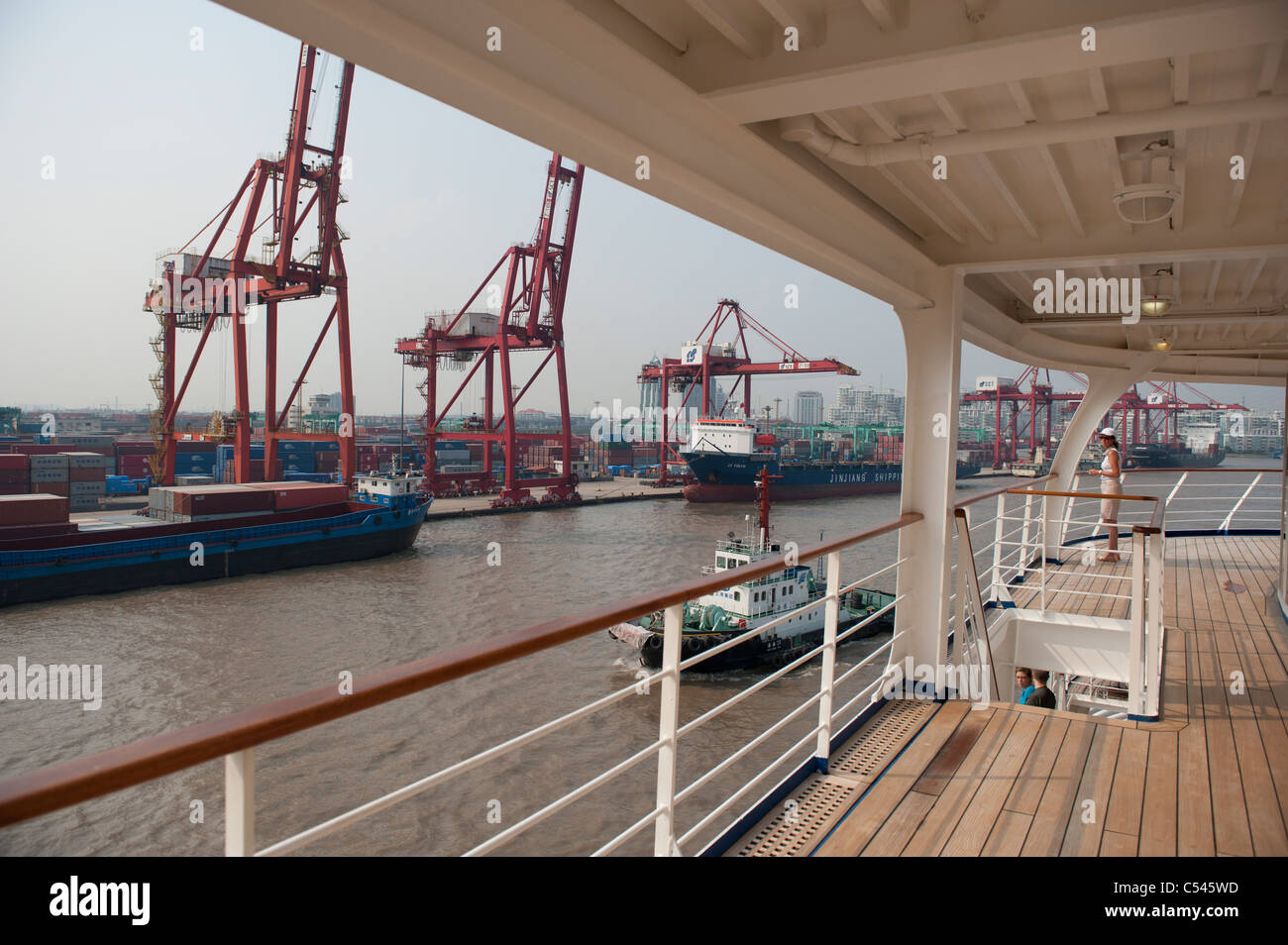 Cranes at a commercial dock, Yangtze River, Shanghai, China Stock Photo ...